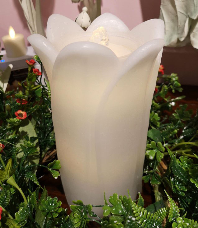 Tulip Fountain Candle Design White Wax Aquaflame - Remote Control Included